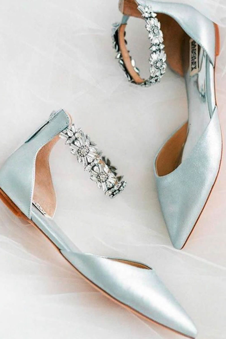 Zapatos de novia en color azul con el encanto de la época de la ...