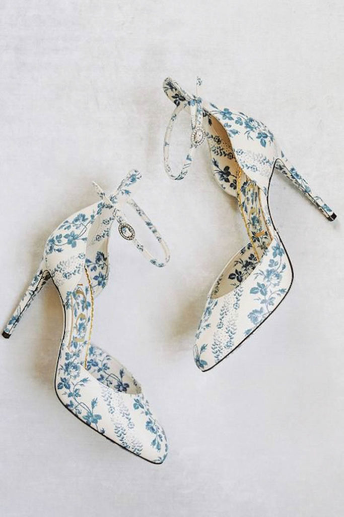 Zapatos de novia en color azul con el encanto de la época de la ...