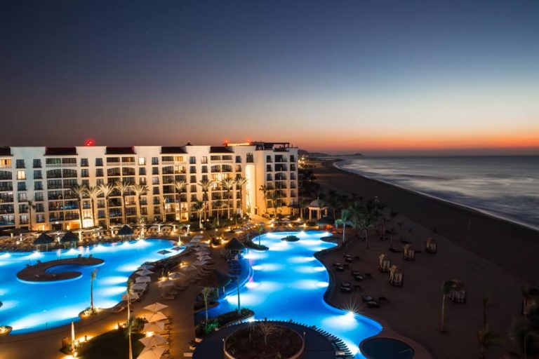 El equipo de especialistas en romance de este lujoso oasis, ubicado a orillas del Mar de Cortés ...