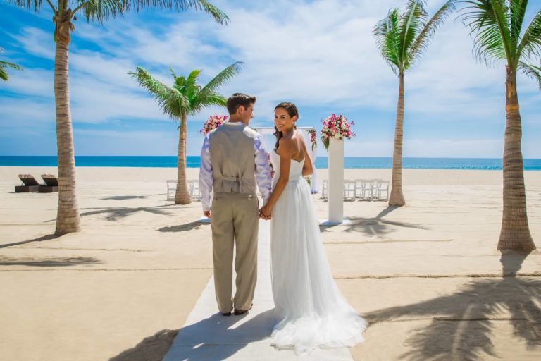 El equipo de especialistas en romance de este lujoso oasis, ubicado a orillas del Mar de Cortés ...