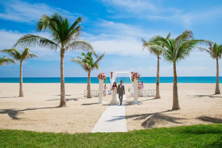 El equipo de especialistas en romance de este lujoso oasis, ubicado a orillas del Mar de Cortés ...