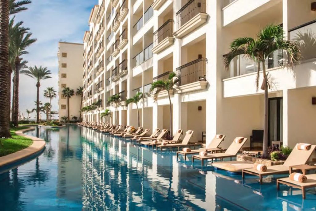 El equipo de especialistas en romance de este lujoso oasis, ubicado a orillas del Mar de Cortés ...