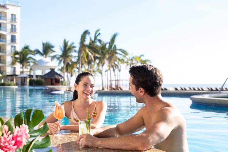 El equipo de especialistas en romance de este lujoso oasis, ubicado a orillas del Mar de Cortés ...