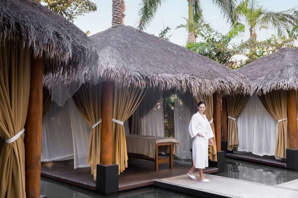 El equipo de especialistas en romance de este lujoso oasis, ubicado a orillas del Mar de Cortés ...