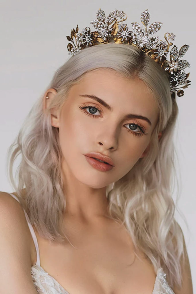 Modernas tiaras de novia para deslumbrar a todos en tu boda : Fiancee Bodas