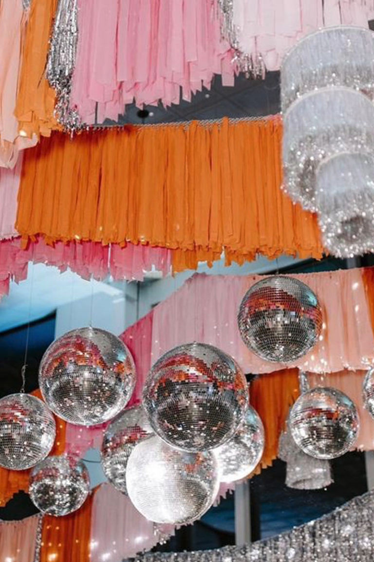 Divertidas ideas para una despedida de soltera con temática disco ...