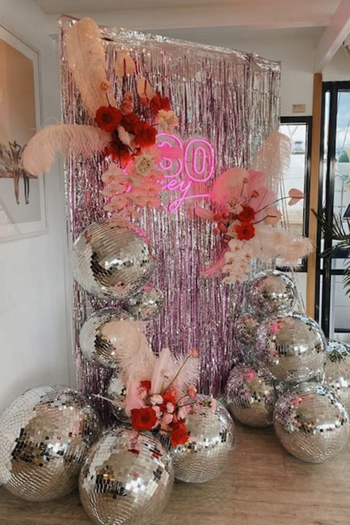 Divertidas ideas para una despedida de soltera con temática disco ...